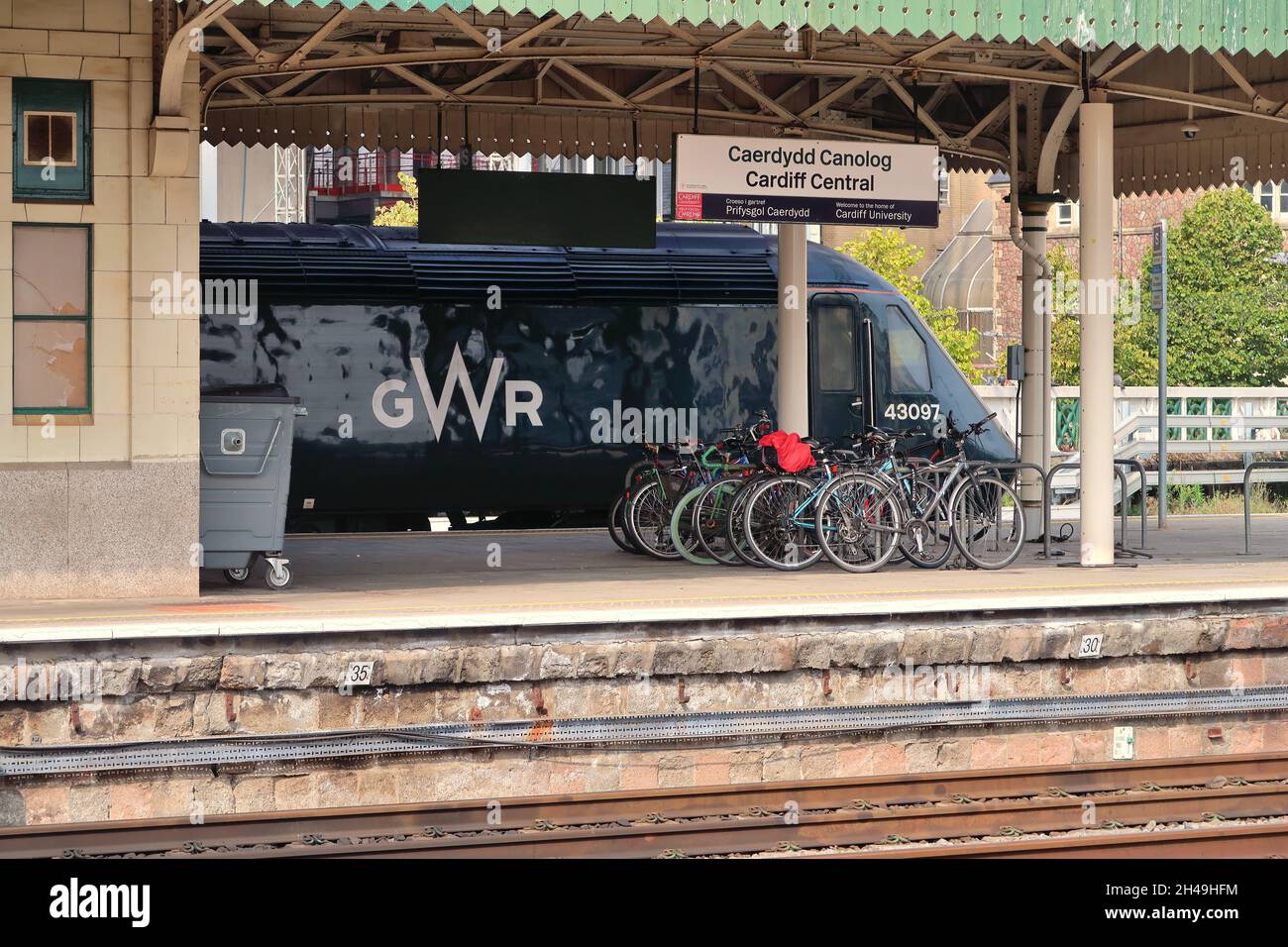 Intercity125 High Speed Train power car No 43097 standing at the ...