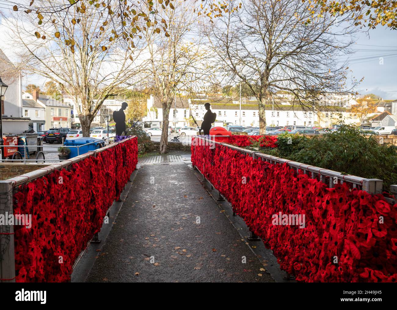 Truro, Cornwall, UK. 1st Nov, 2021. Poppies adorn the rails of a small ...