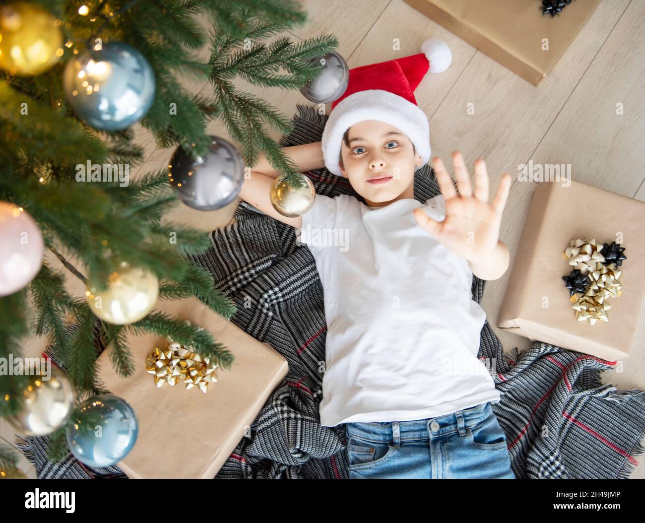 Children lying under tree hi-res stock photography and images - Alamy