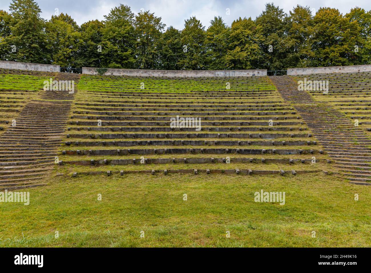 Lawn seats amphitheater hi-res stock photography and images - Alamy