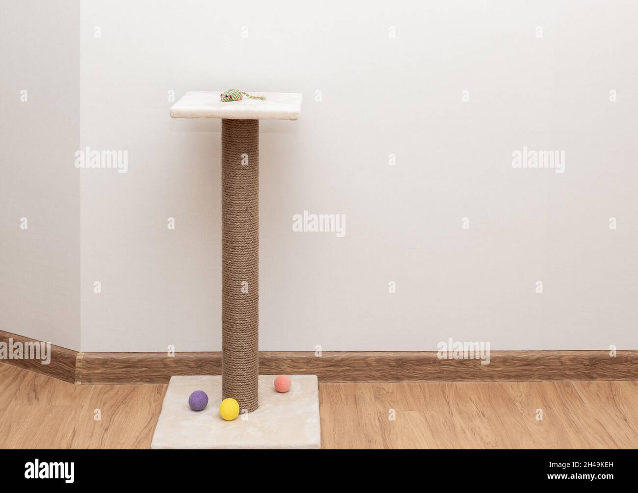 scratching post with plush resting platform at top Stock Photo - Alamy