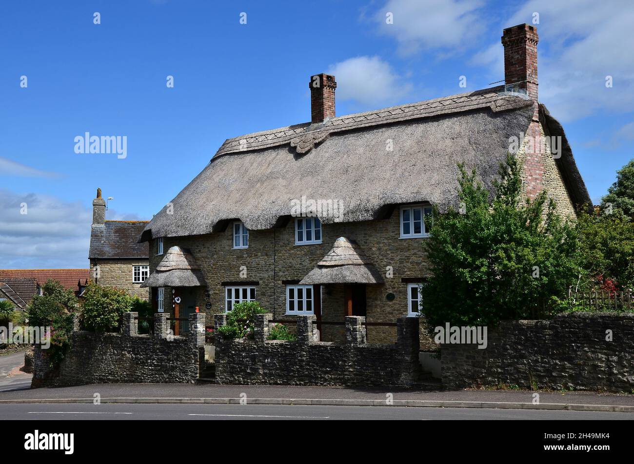 Thatched cottages in Thornford Road, Yetminster village in Dorset UK ...