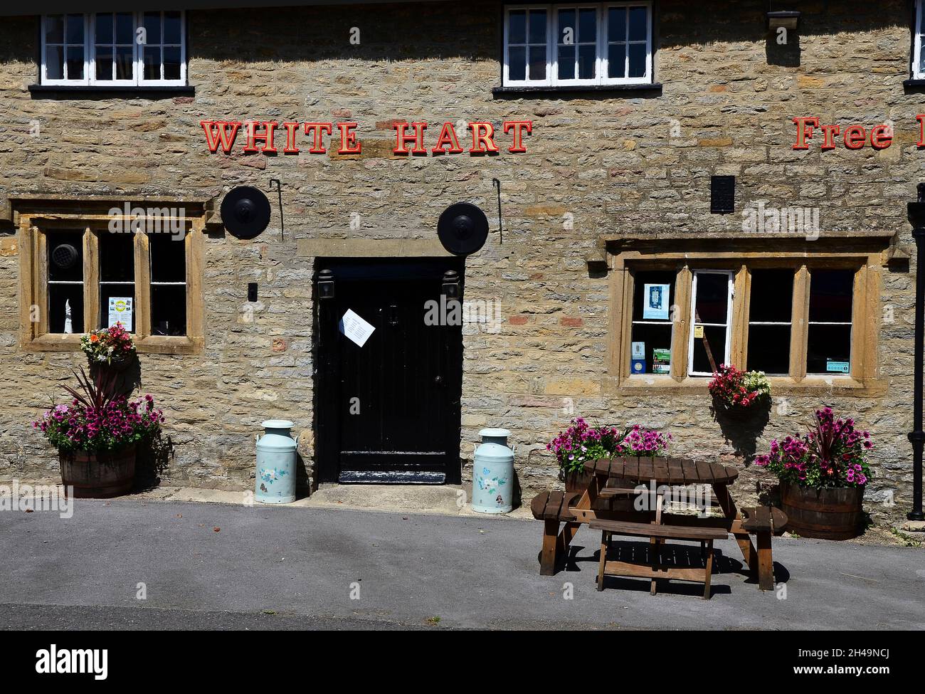 White Hart pub in Yetminster village in Dorset UK Stock Photo - Alamy