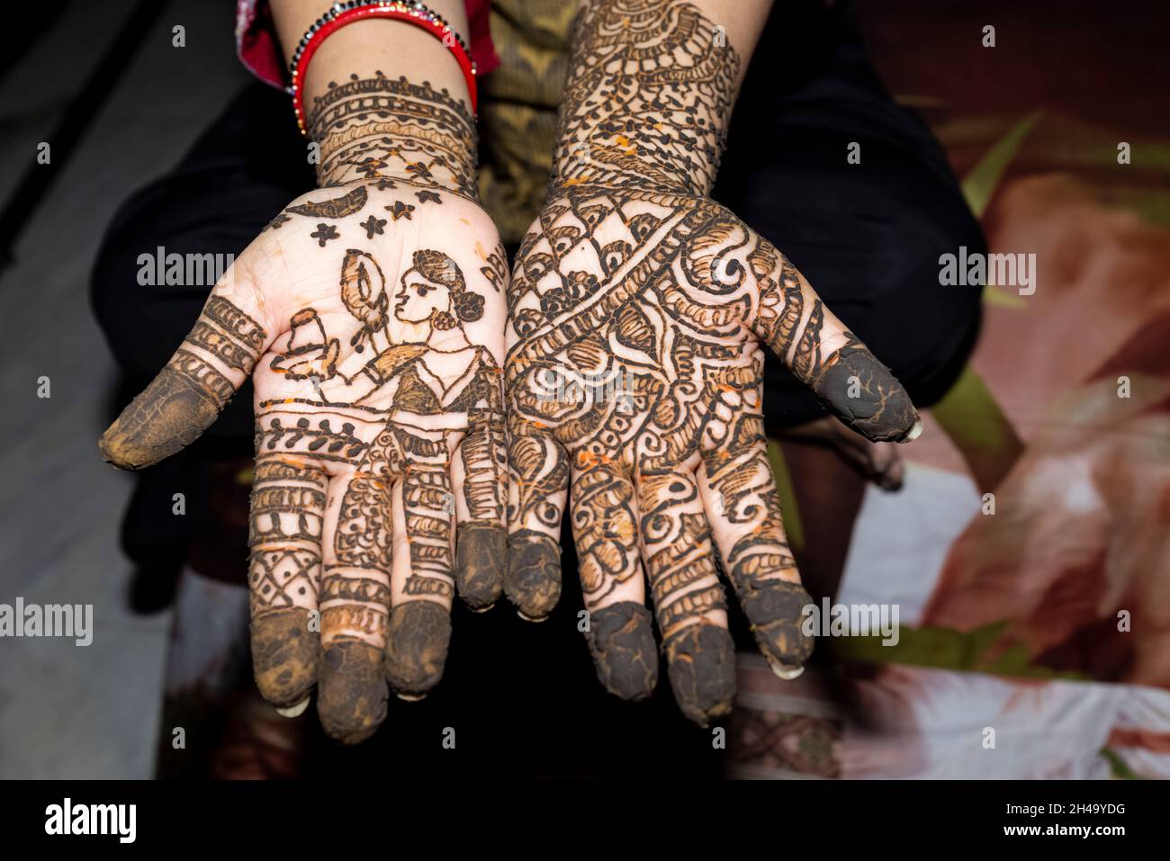 Beautifully decorated Indian hands of a woman with mehandi (Henna ...