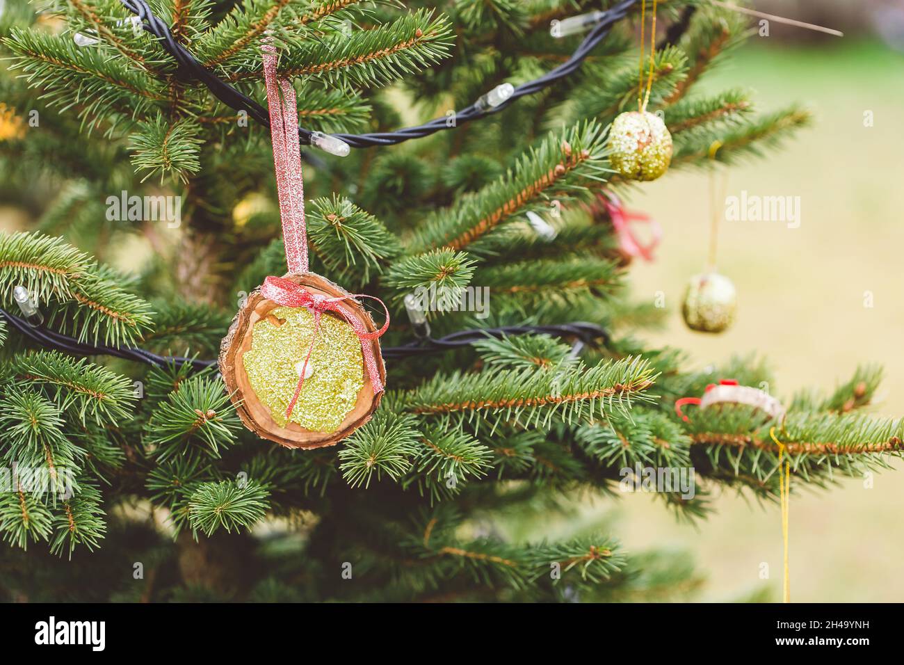 Handmade eco-friendly wood disc decoration on Christmas tree. Diy ideas ...