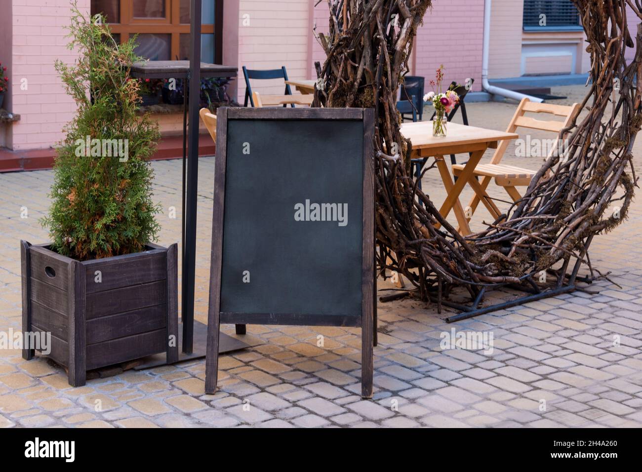 Freestanding restaurant sign hi-res stock photography and images - Alamy