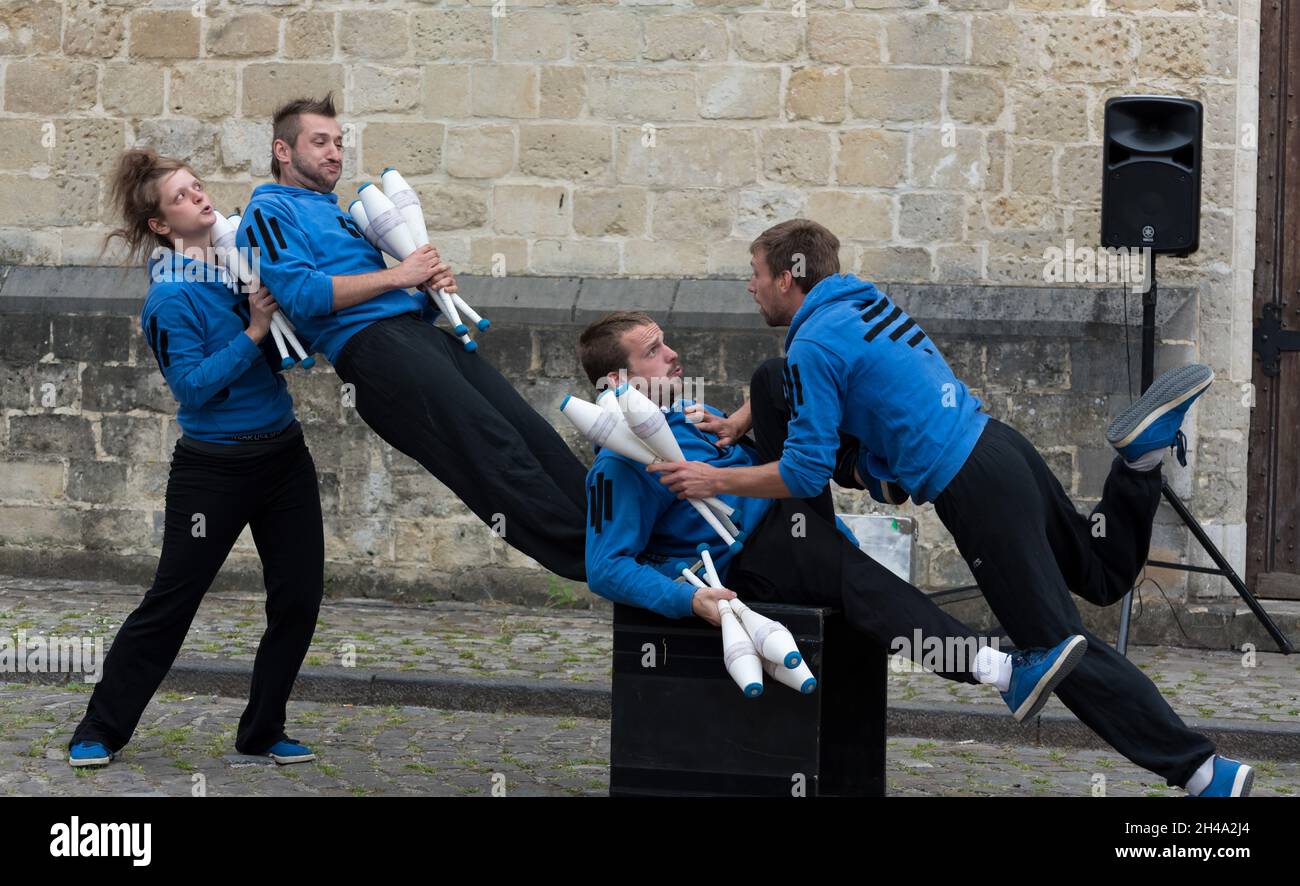 Jugglers team hi-res stock photography and images - Alamy
