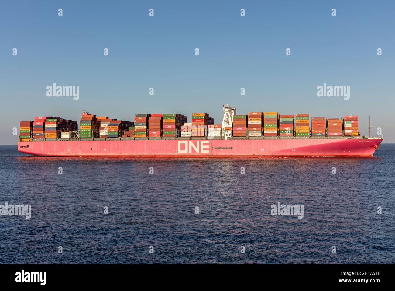 Ocean Network Express (ONE) container ship ONE CYGNUS on the river Elbe ...
