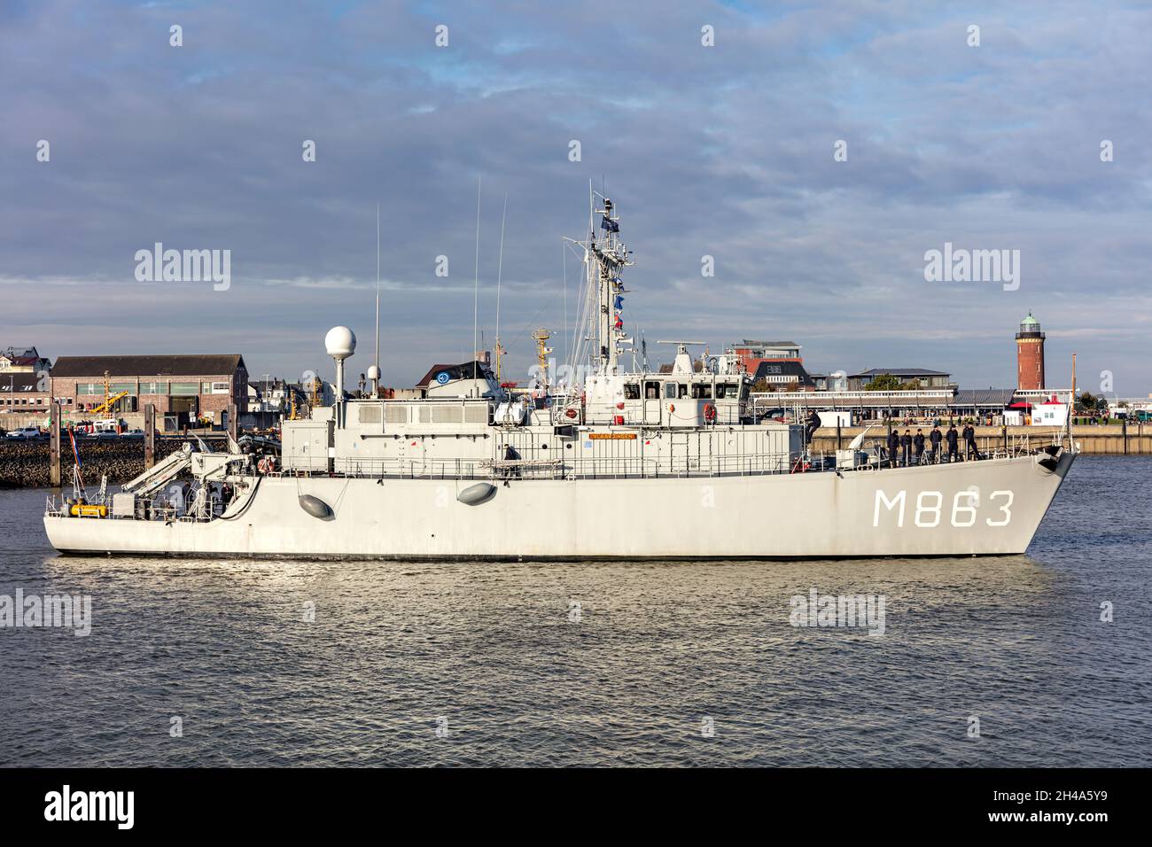 Dutch Navy minehunter VLAARDINGEN leaving the port of Cuxhaven Stock ...