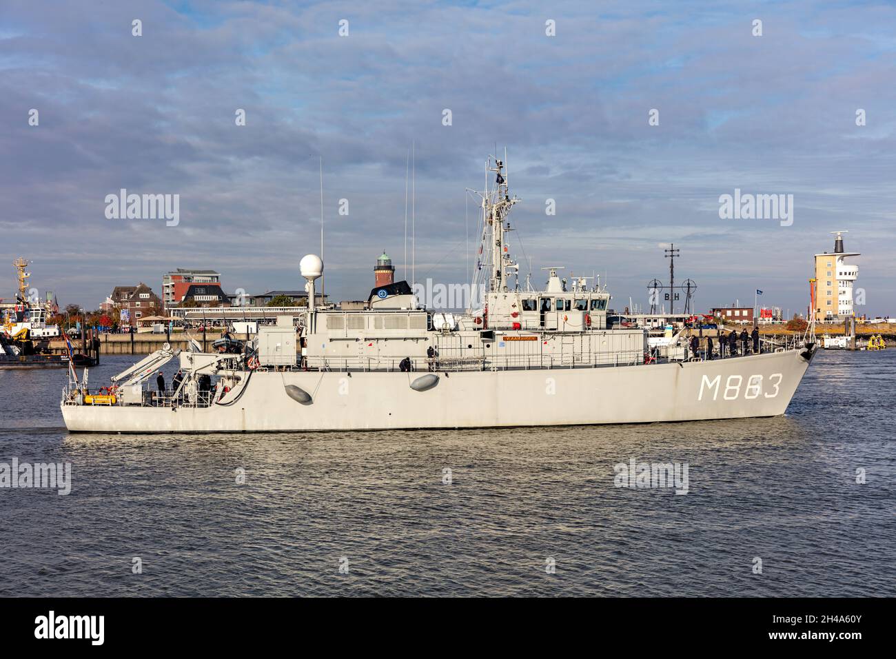 Dutch Navy minehunter VLAARDINGEN leaving the port of Cuxhaven Stock ...