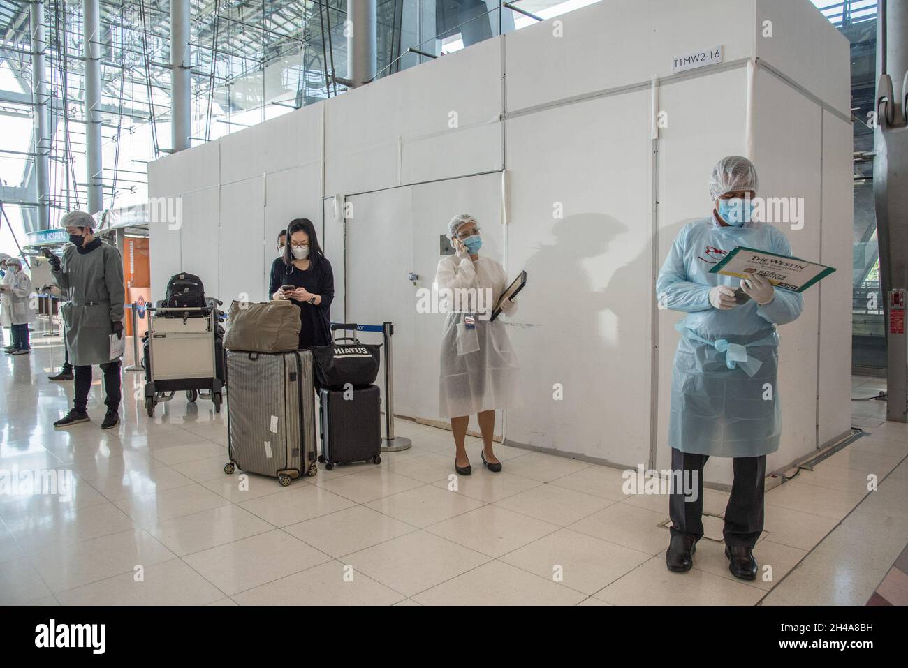 Airport quarantine officers hi-res stock photography and images - Alamy
