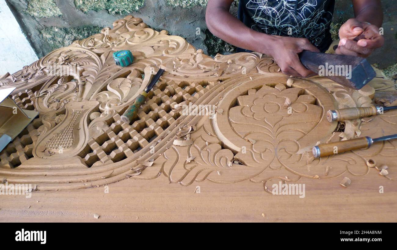 Africa carving wood hi-res stock photography and images - Alamy