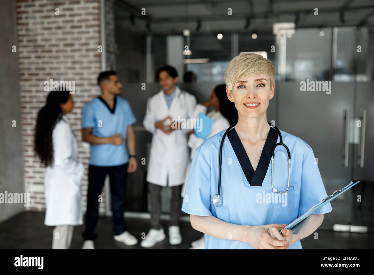 Team group short woman hi-res stock photography and images - Alamy