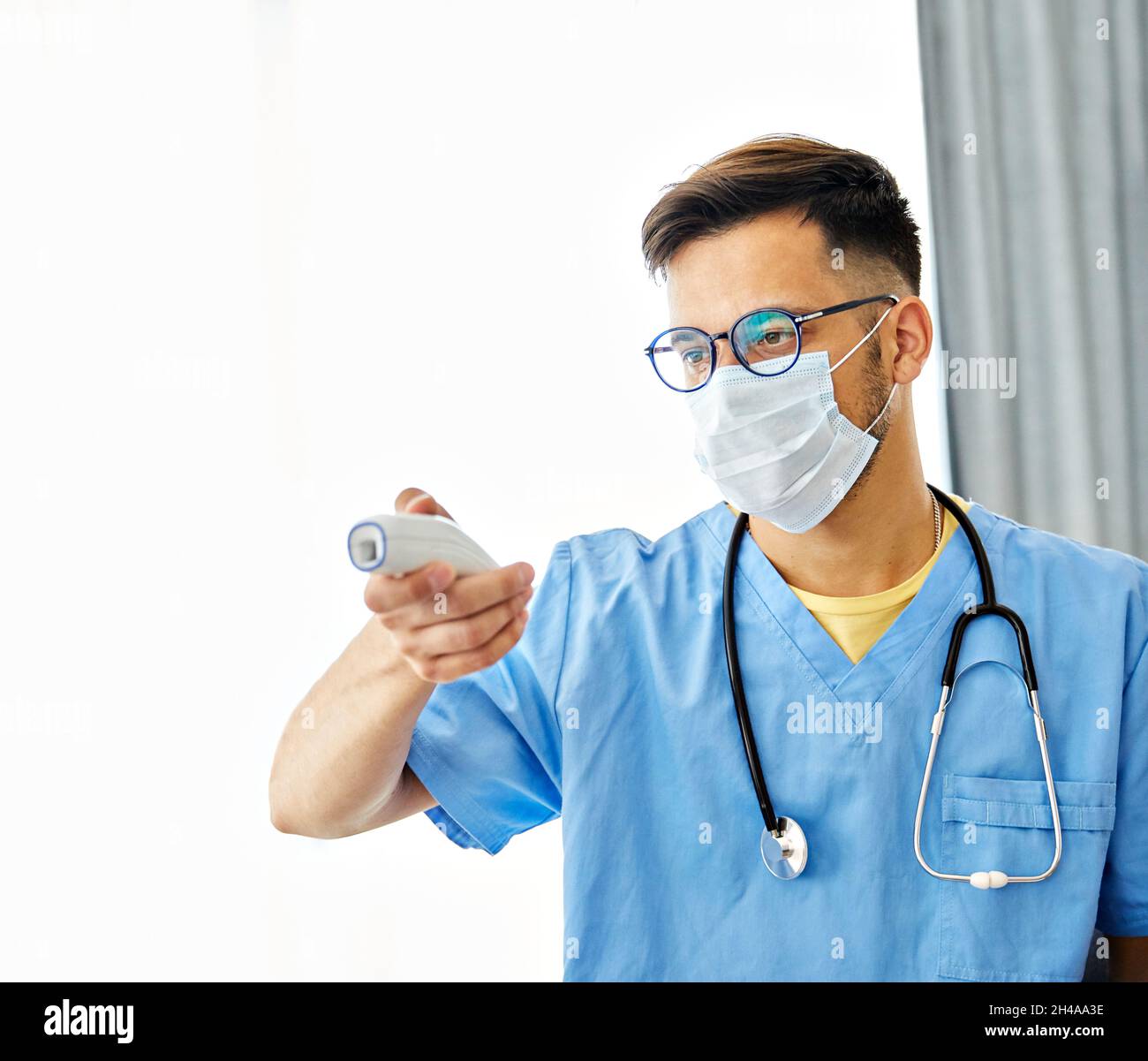 virus nurse doctor thermometer digital temperature medical senior ...