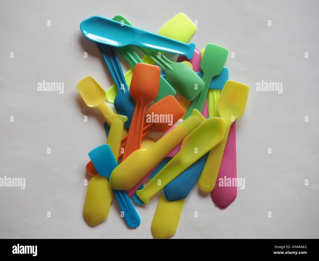 heap of disposable single use plastic spoons Stock Photo - Alamy