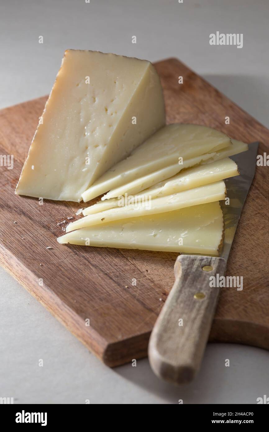 Knife cutting cheese hi-res stock photography and images - Alamy