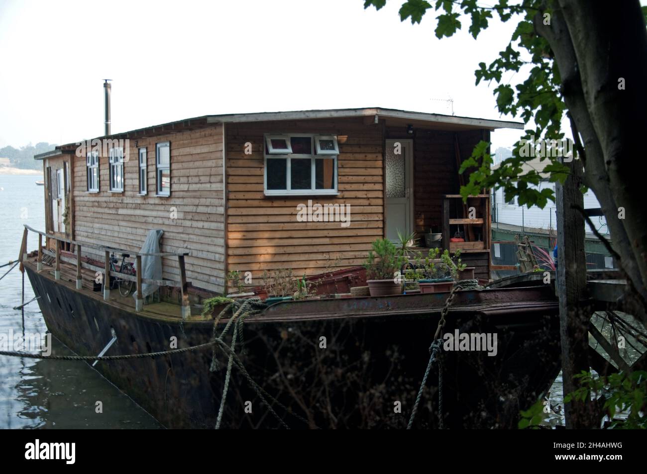 House boat on the river orwell at pin mill hi-res stock photography and ...