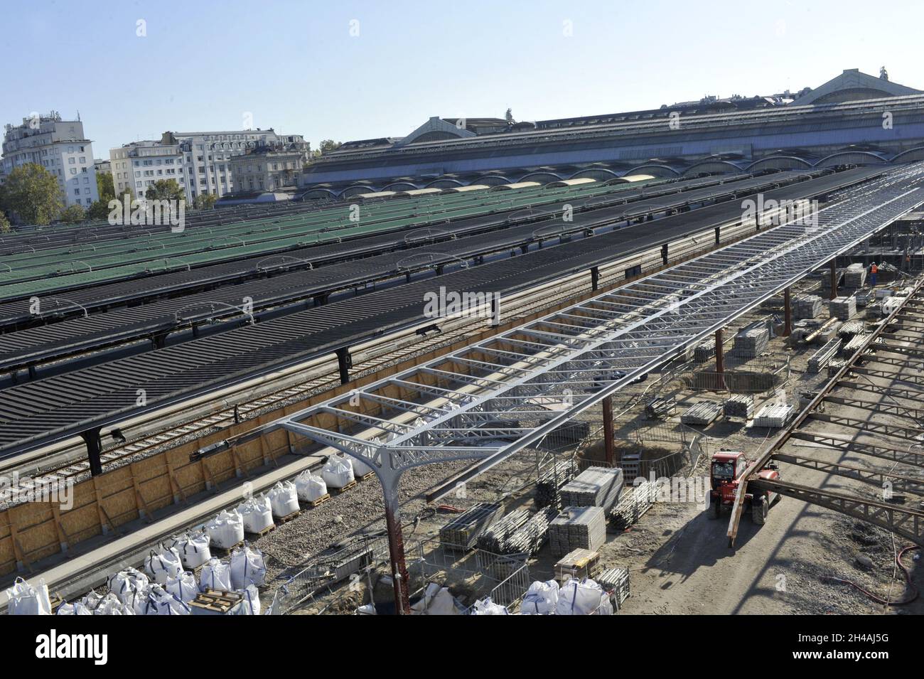 FRANCE. PARIS (75) 10TH ARR. EAST RAILWAY STATION. WORK ON THE ...