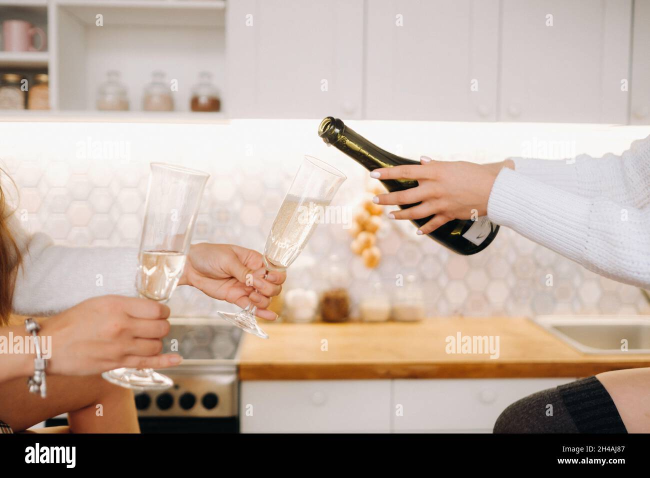 Pour champagne hi-res stock photography and images - Alamy