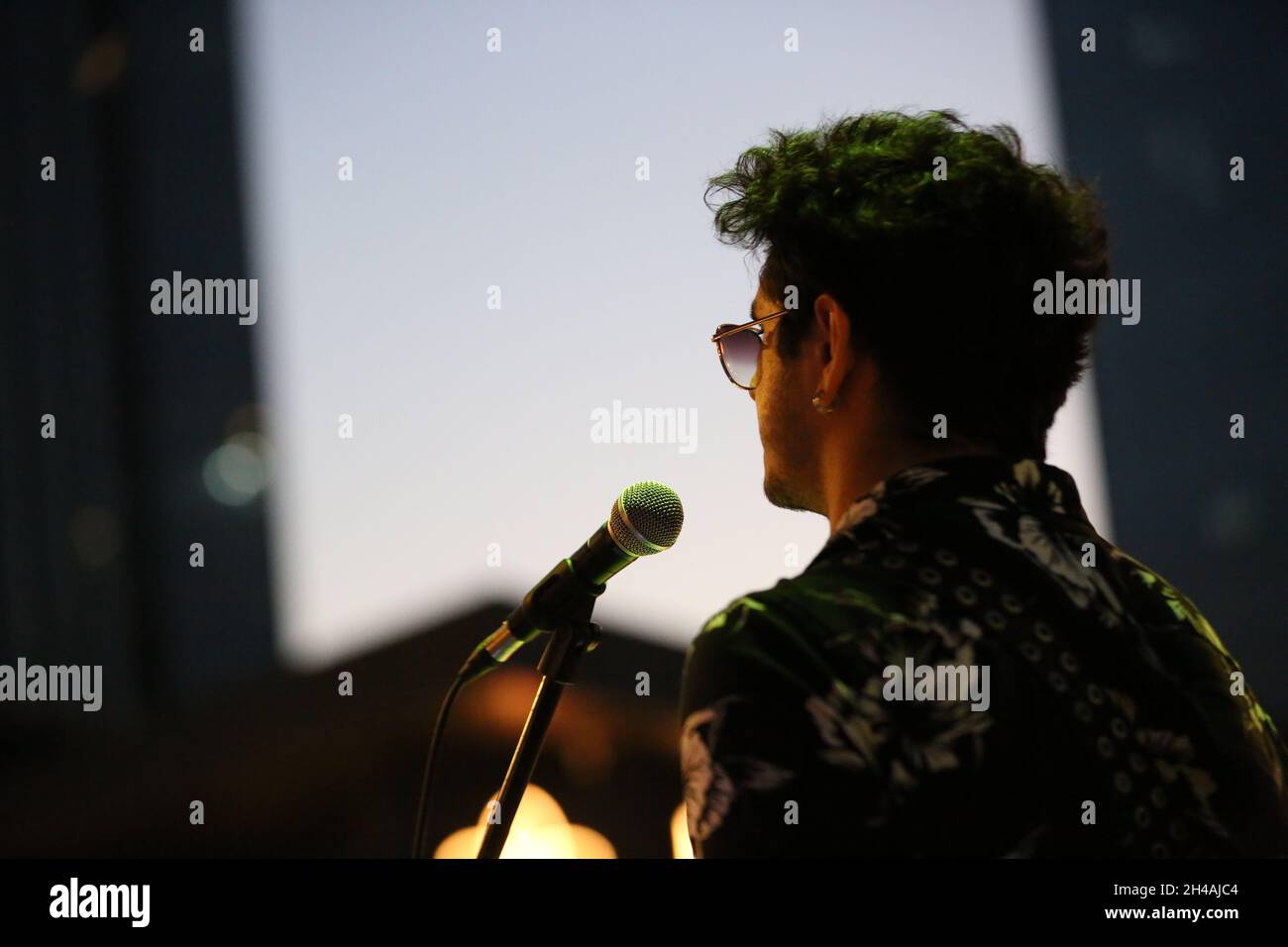 Singers microphone hi-res stock photography and images - Alamy