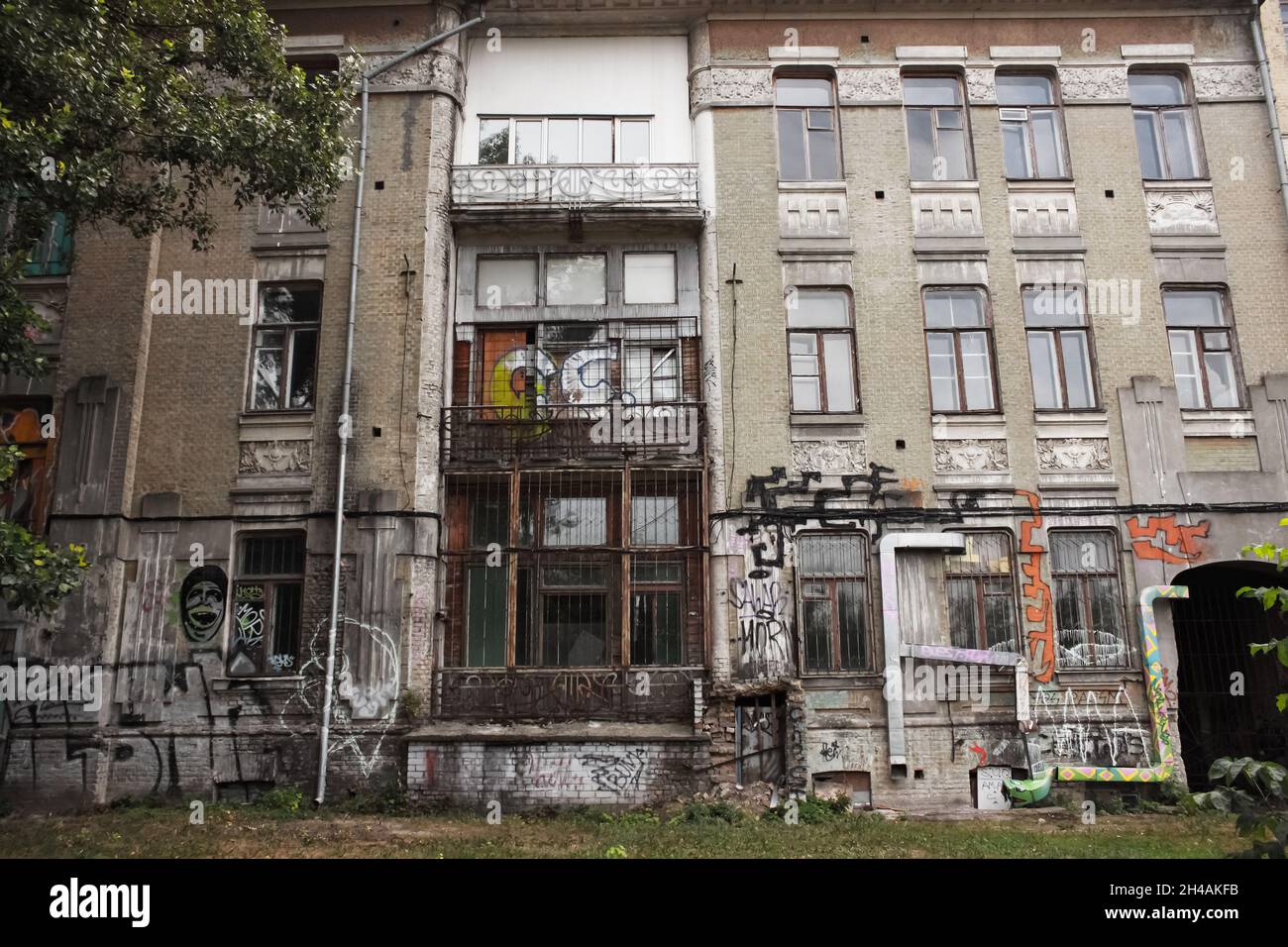 Abandoned ruined buildings with graffiti walls Stock Photo - Alamy