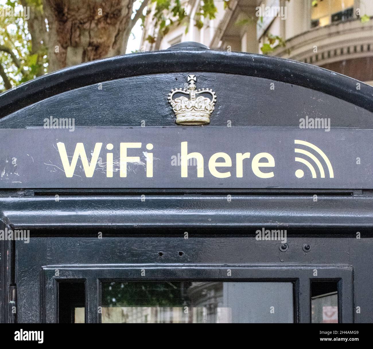 Black london telephone box hi-res stock photography and images - Alamy