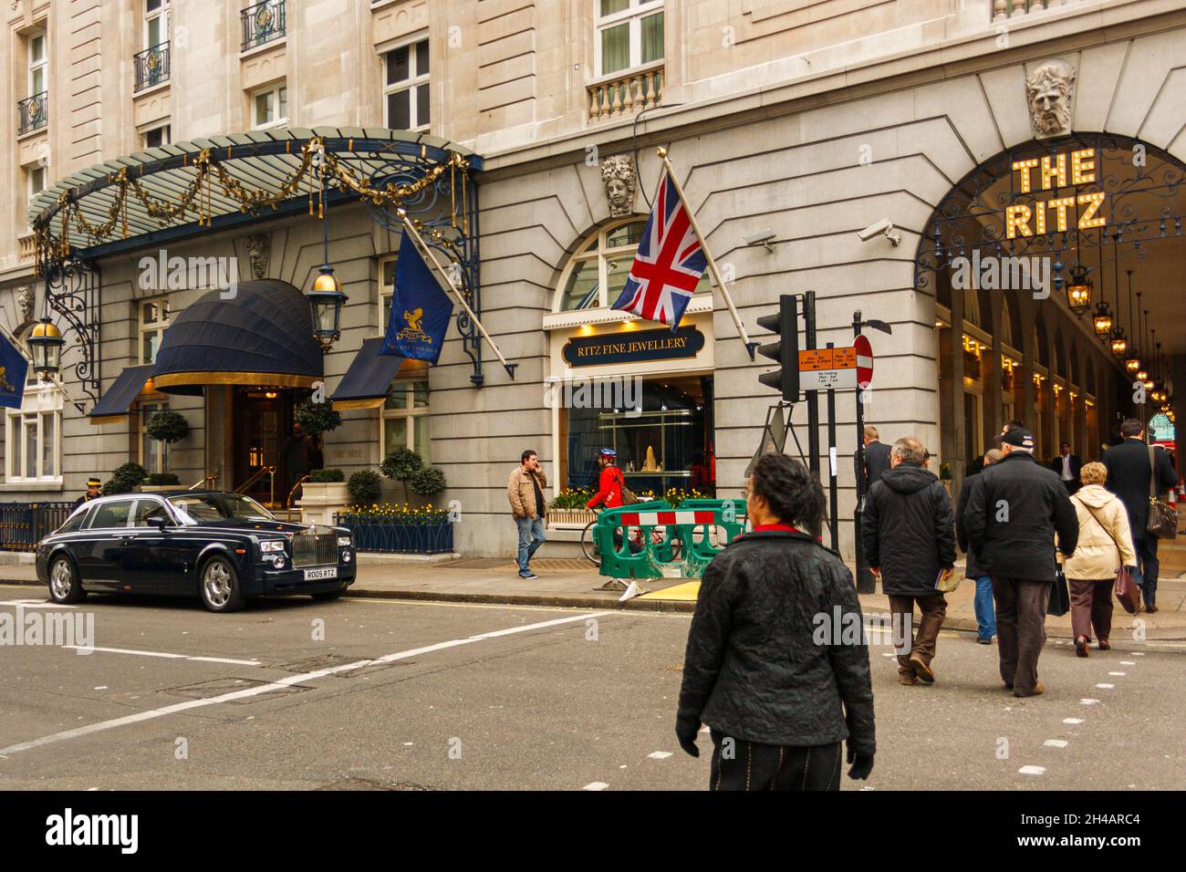 High tea at the ritz london hi-res stock photography and images - Alamy
