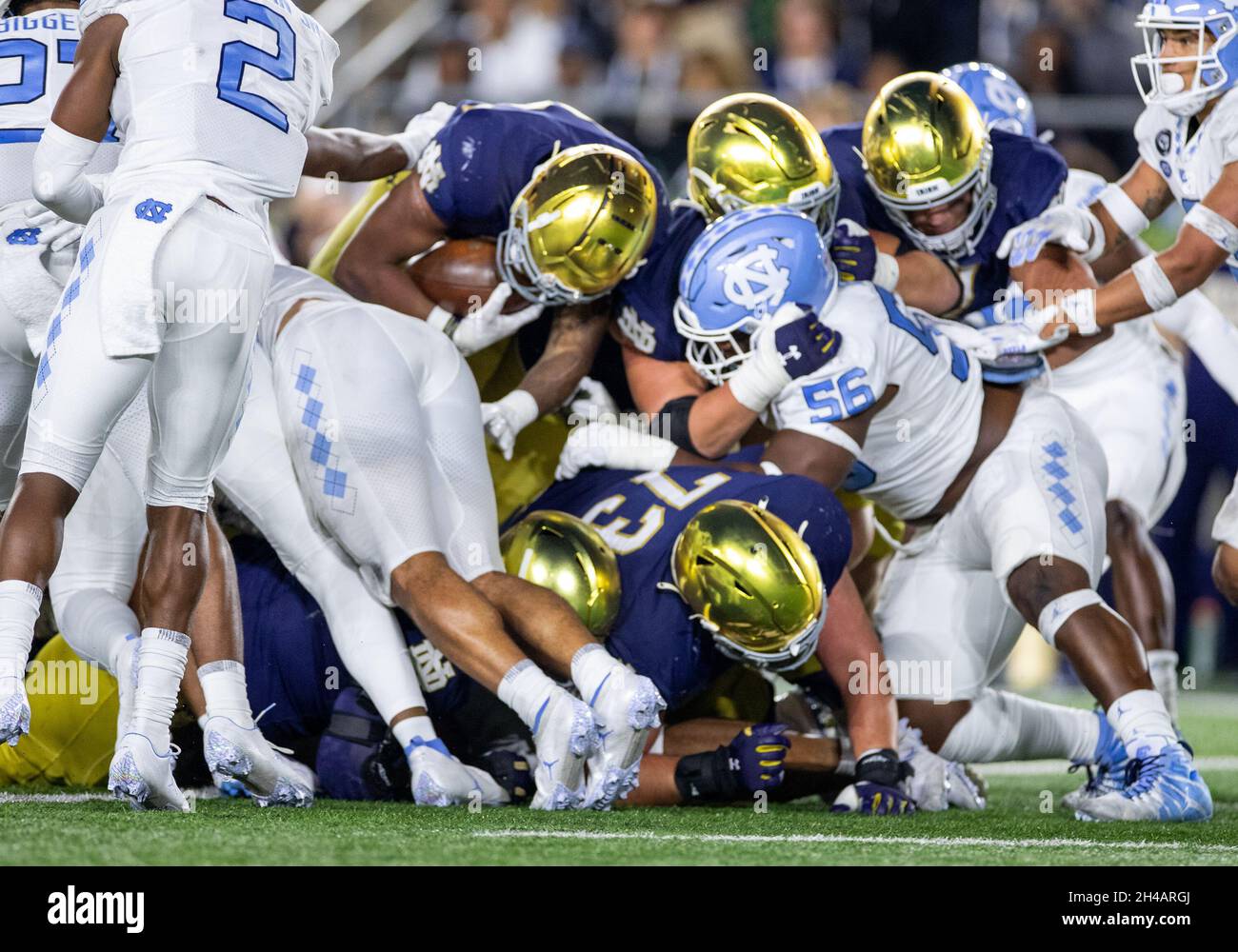 South Bend, Indiana, USA. 30th Oct, 2021. Notre Dame running back Logan ...
