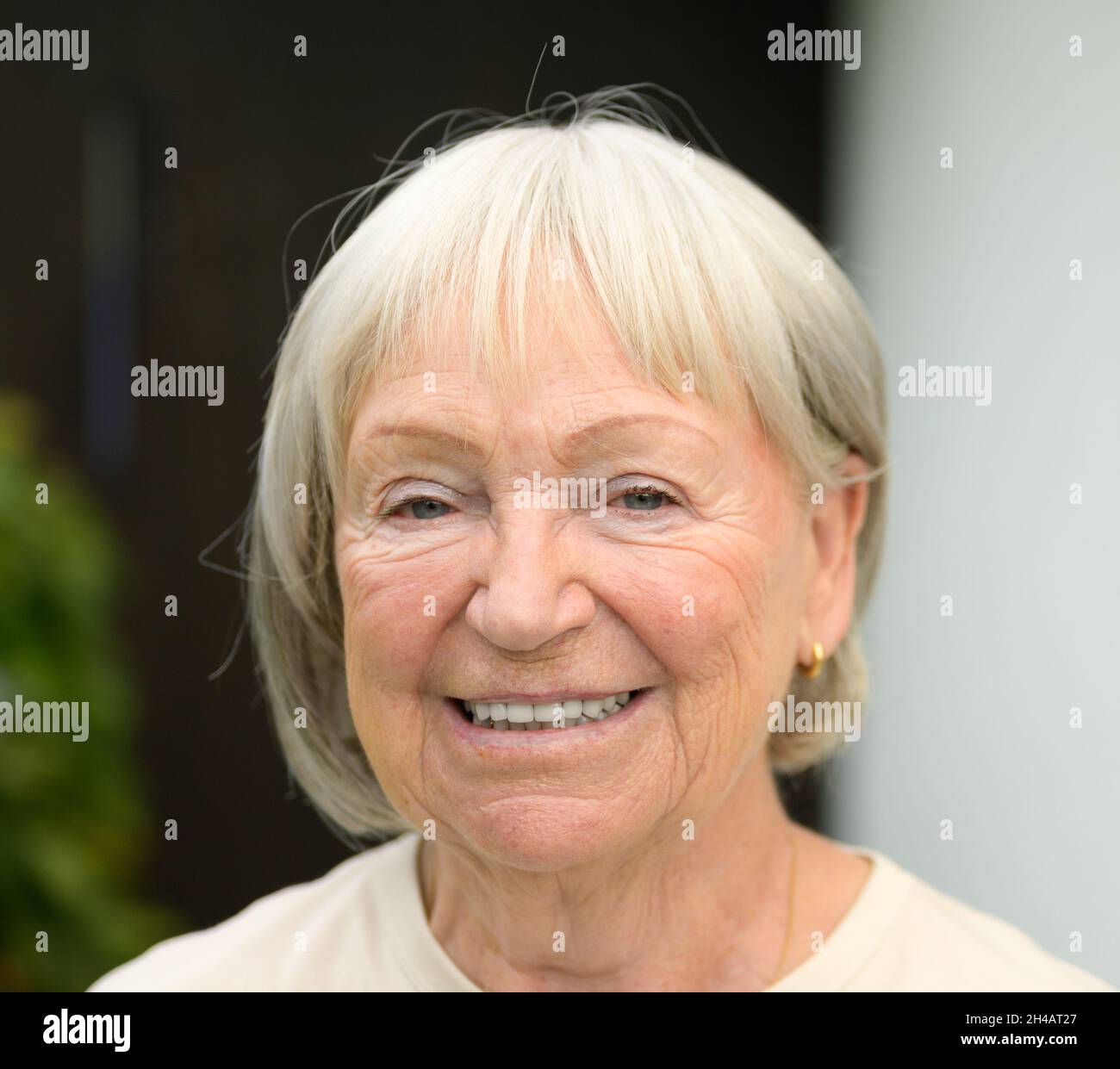 Friendly smiling elderly woman hi-res stock photography and images - Alamy