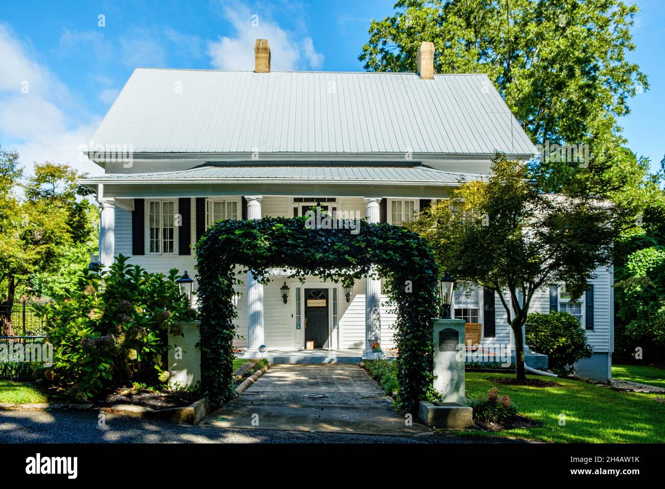 Vernacular and neo georgian architecture hi-res stock photography and ...