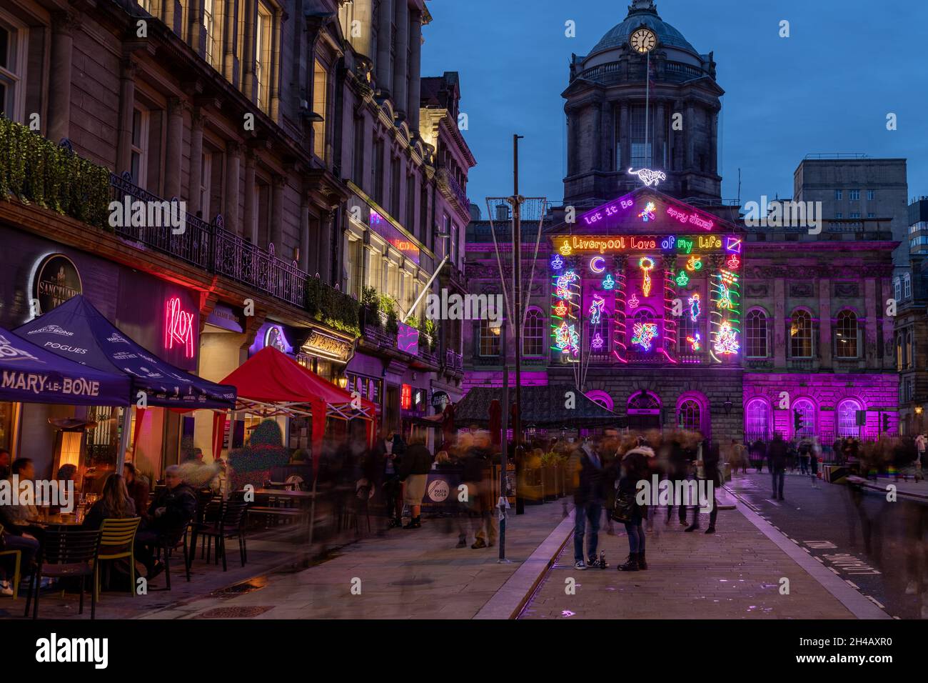 Neon lights and buildings hi-res stock photography and images - Alamy