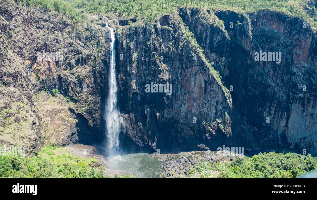 Wallaman Falls, highest single drop waterfall in Australia Stock Photo ...
