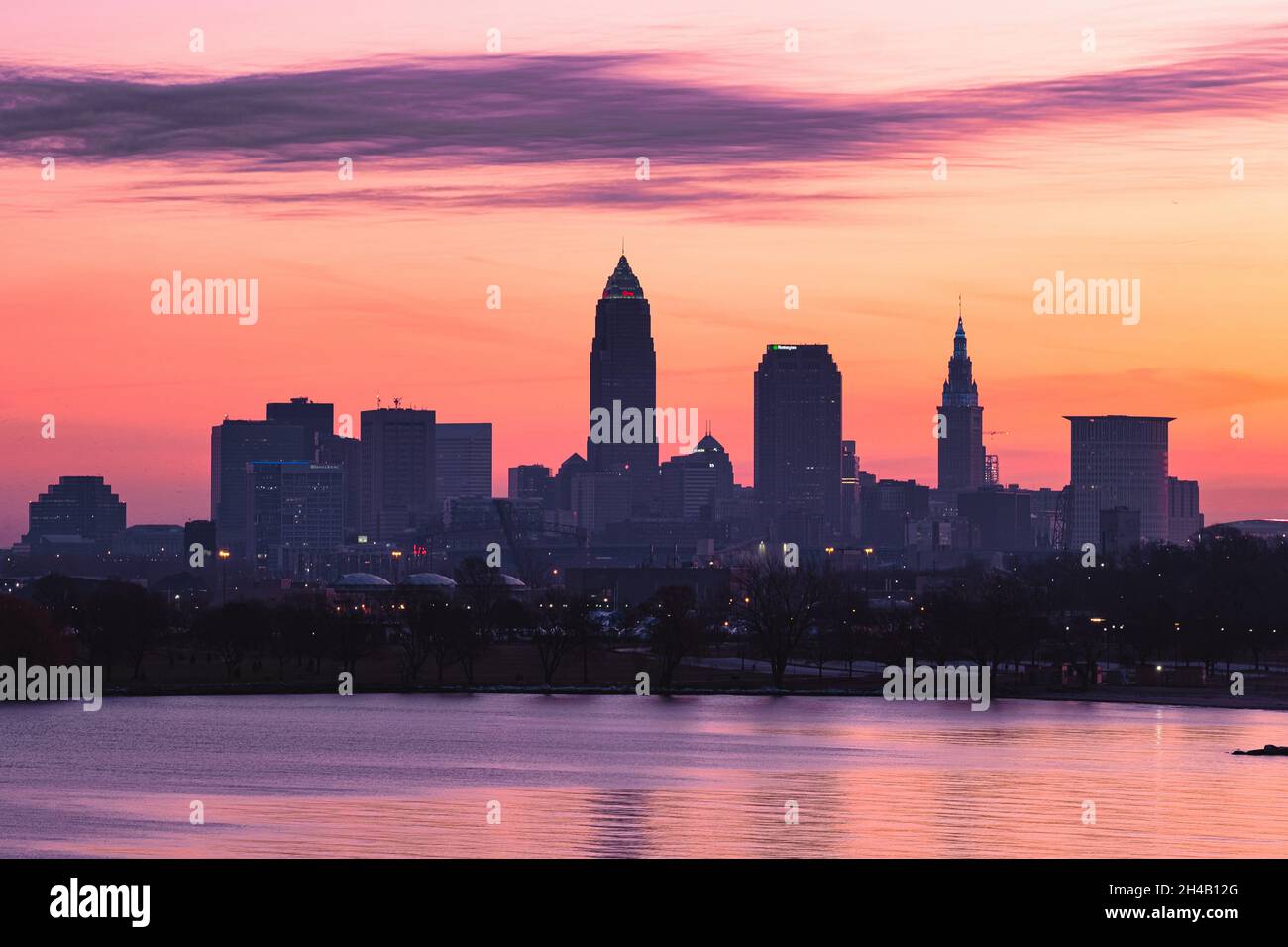Cleveland skyline water reflection hi-res stock photography and images ...