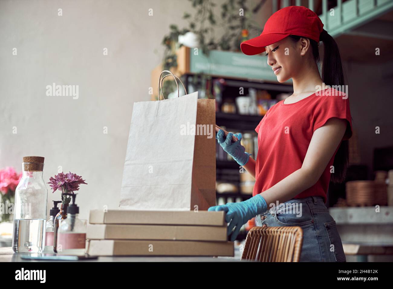 Food delivery ready eat hi-res stock photography and images - Alamy