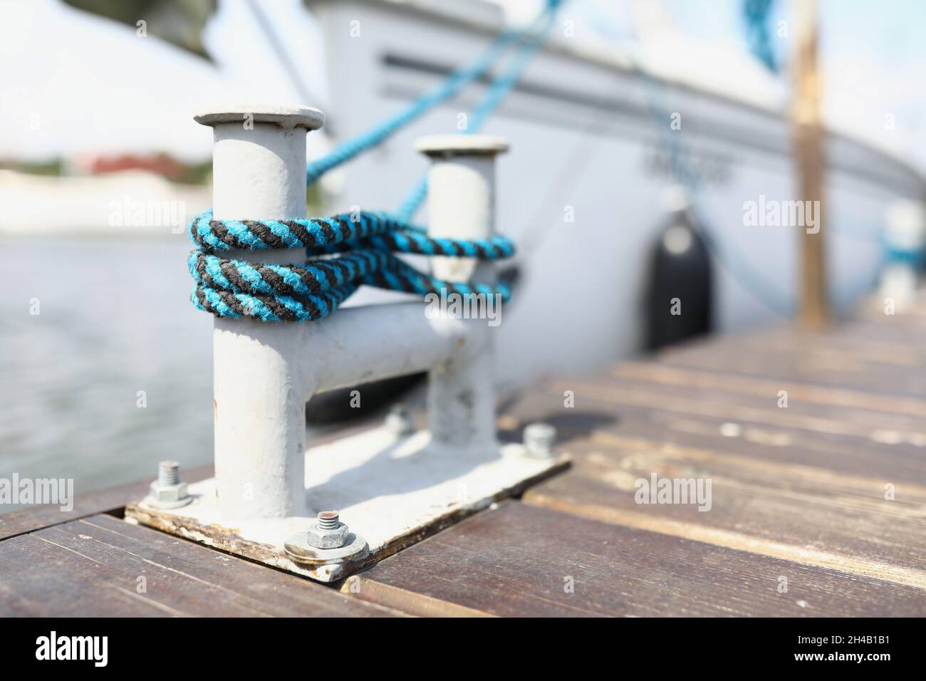 Bright blue thick rope Stock Photo - Alamy