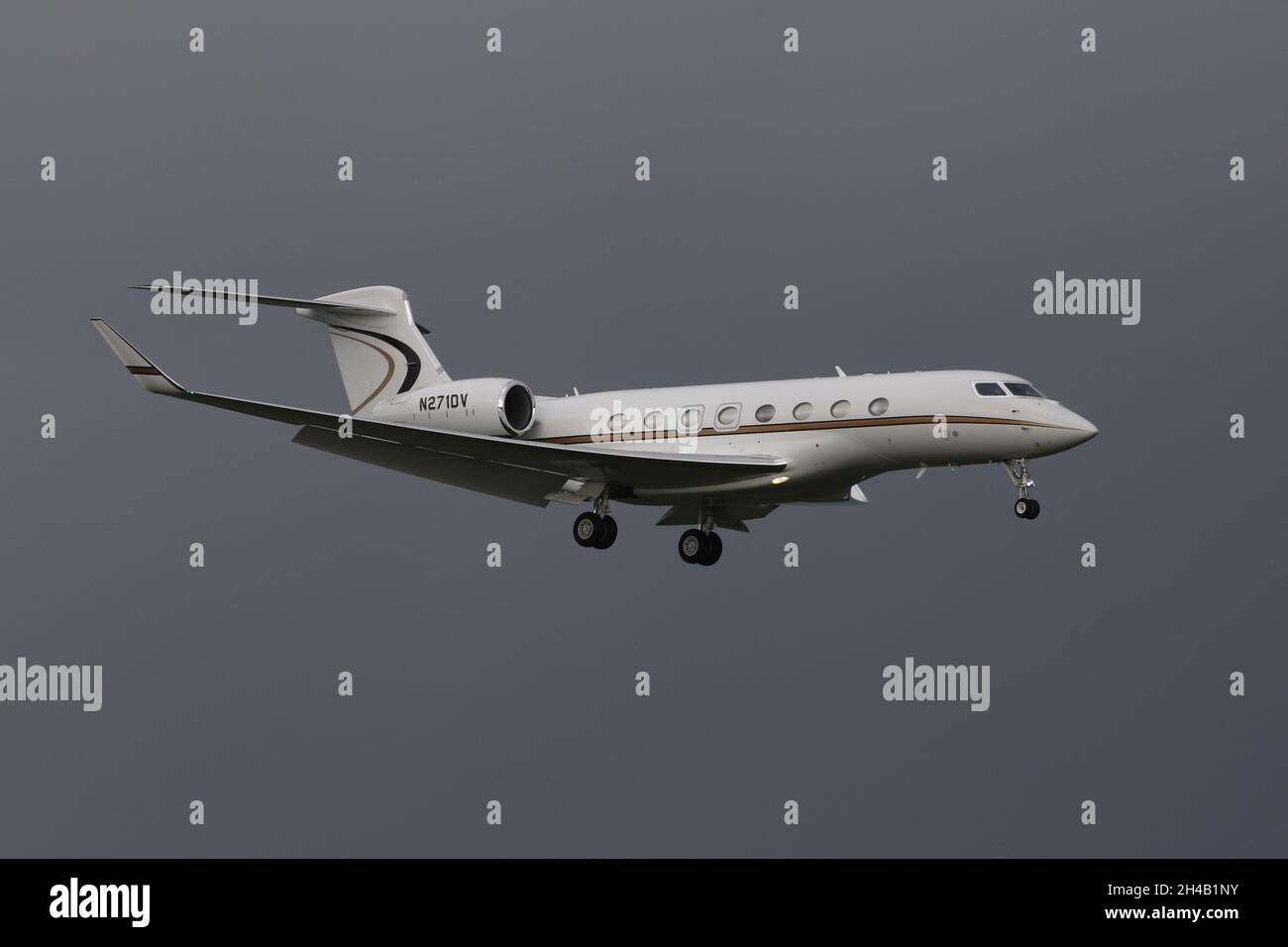 N271DV, a Gulfstream Aerospace G650ER owned by billionaire Jeff Bezos ...