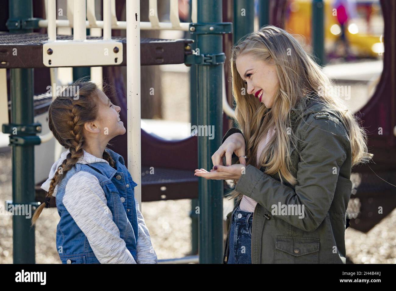 13 MINUTES, (aka THIRTEEN MINUTES), from left: Shaylee Mansfield, Sofia ...
