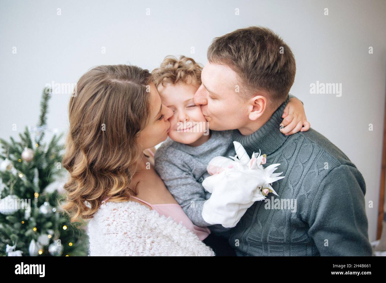 Kiss cuddle embrace hi-res stock photography and images - Alamy