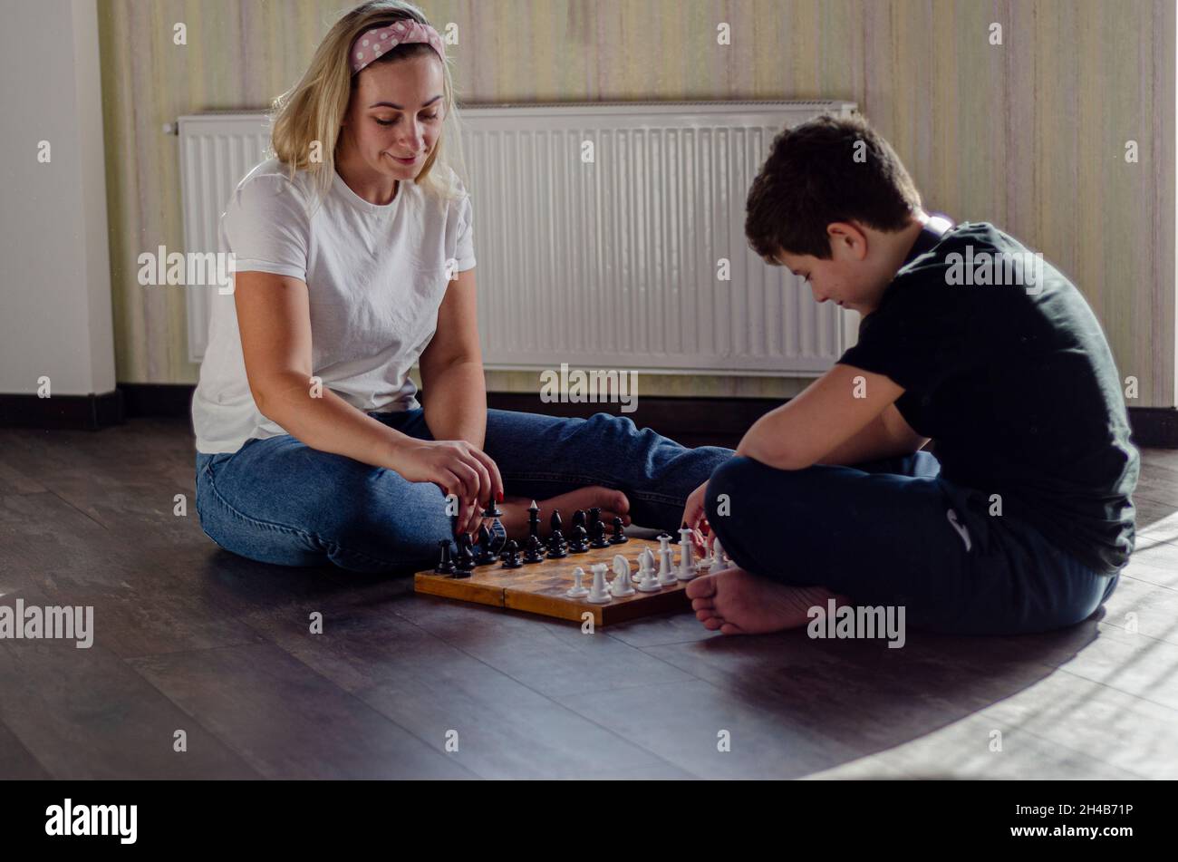 mom and son play chess Stock Photo - Alamy