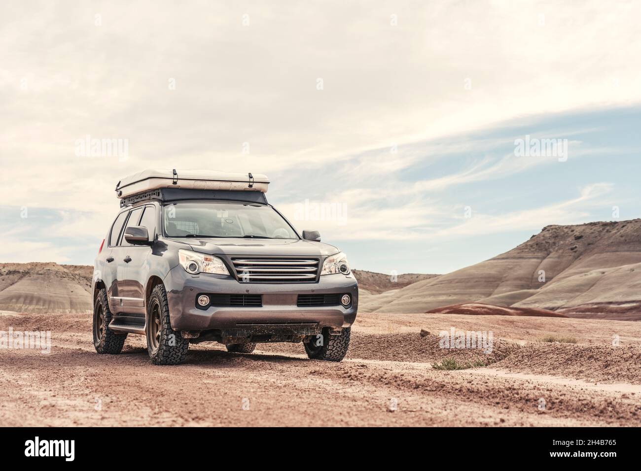 Offroad vehicle in desert landscape Stock Photo - Alamy