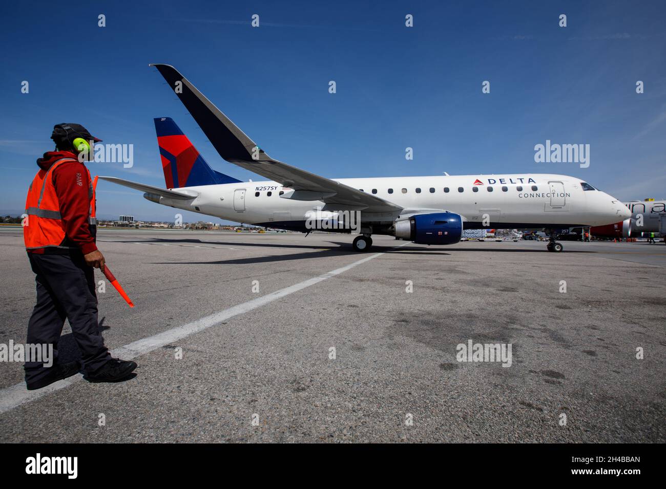 Delta connection aircraft hi-res stock photography and images - Alamy