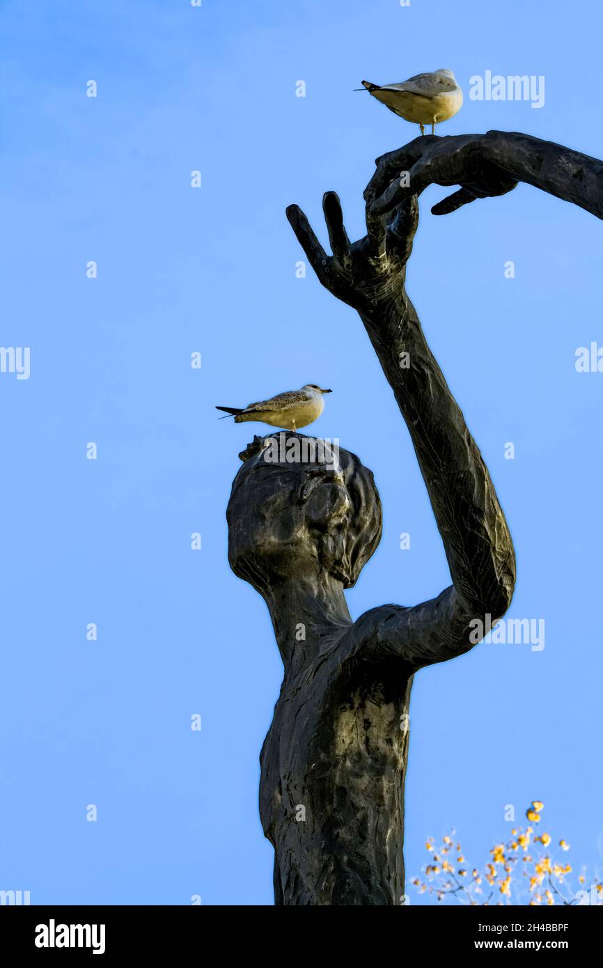 Mario Armengol sculpture, "The Family of Man", downtown Calgary ...