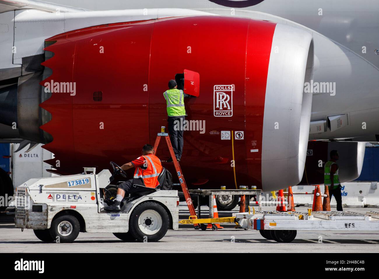 Los Angeles, California, USA. 29th Mar, 2019. Crews prepare a Virgin ...