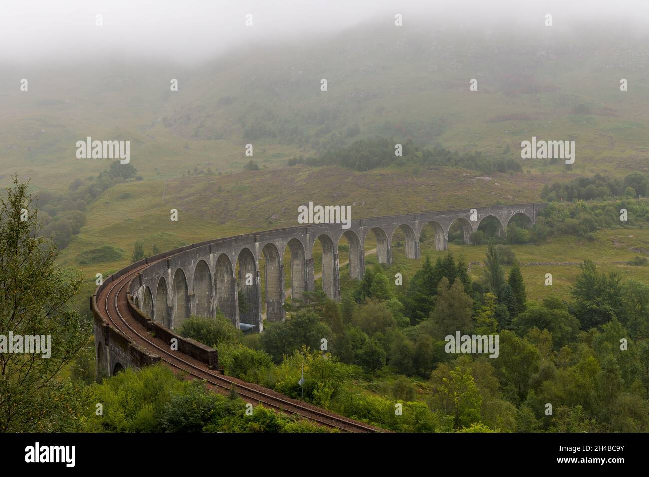 Long curved viaduct in the Scottish highlands (Glenfinnan Stock Photo ...