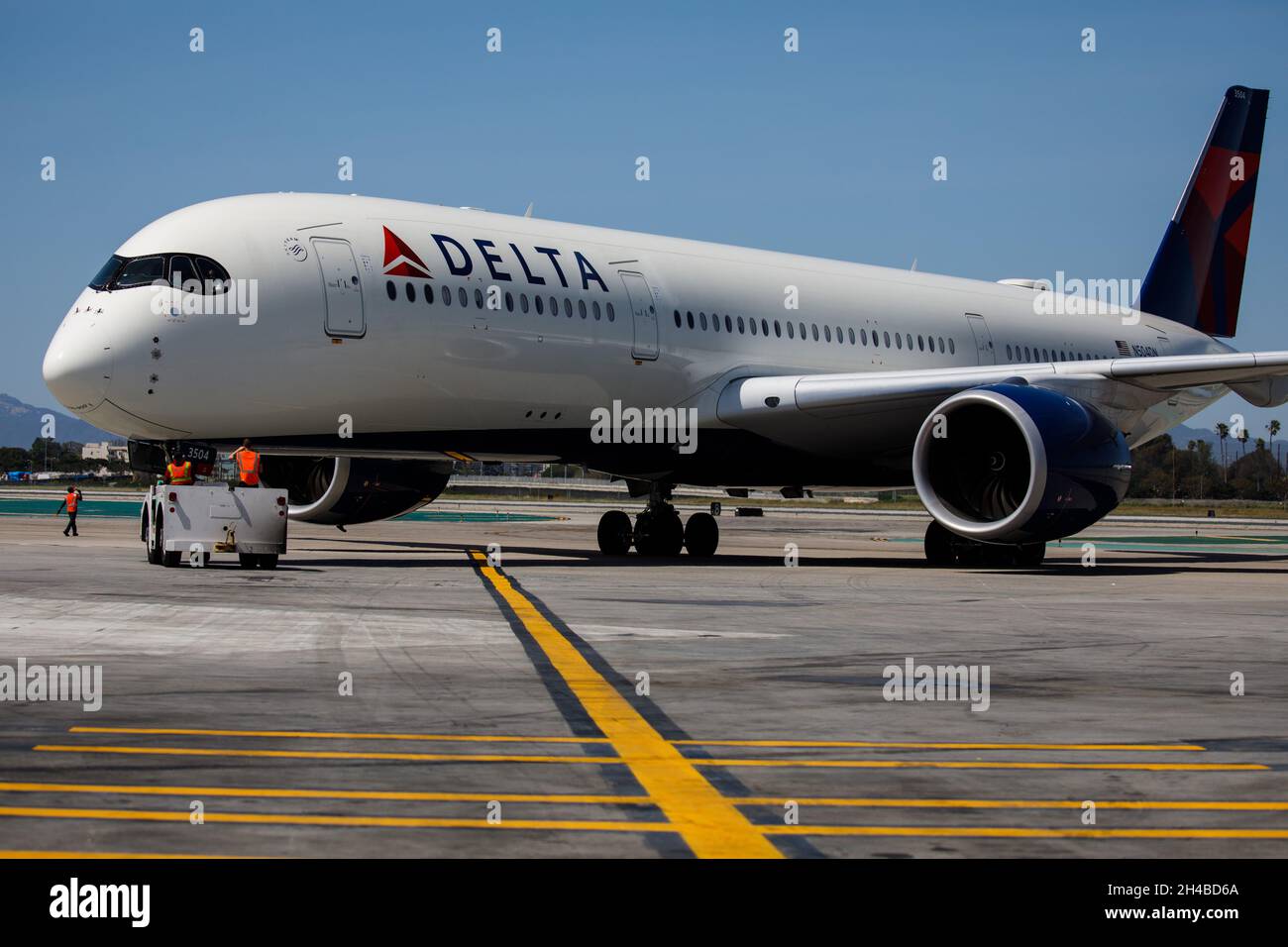 Delta air lines airbus a350 900 hi-res stock photography and images - Alamy