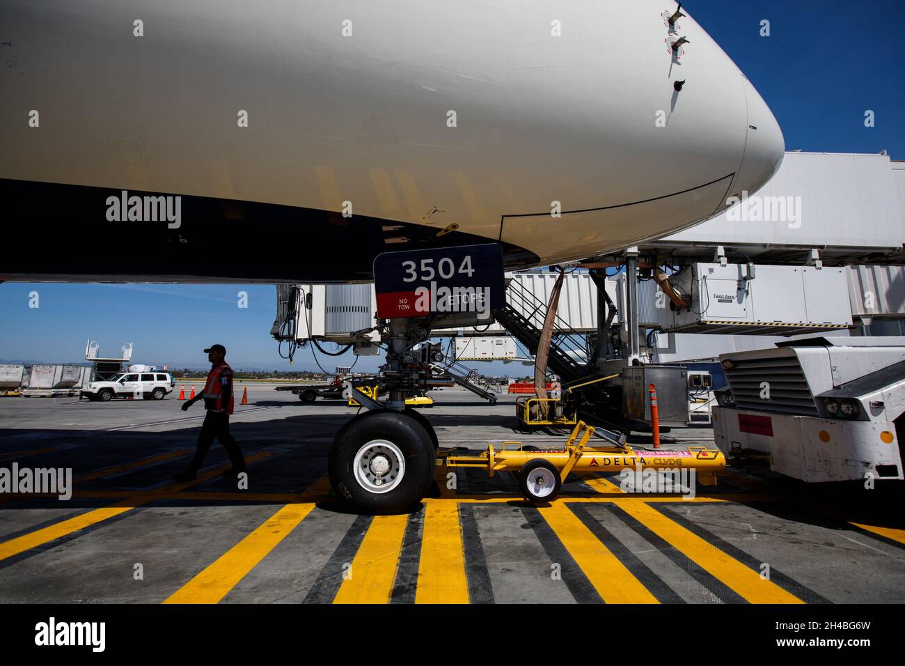 Los Angeles, California, USA. 29th Mar, 2019. A ground crew member ...