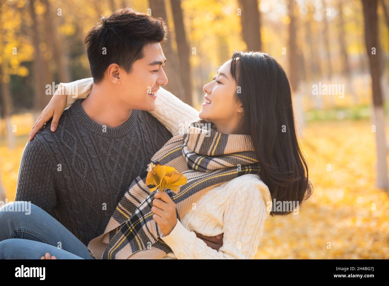 Young man picking up his girlfriend Stock Photo - Alamy