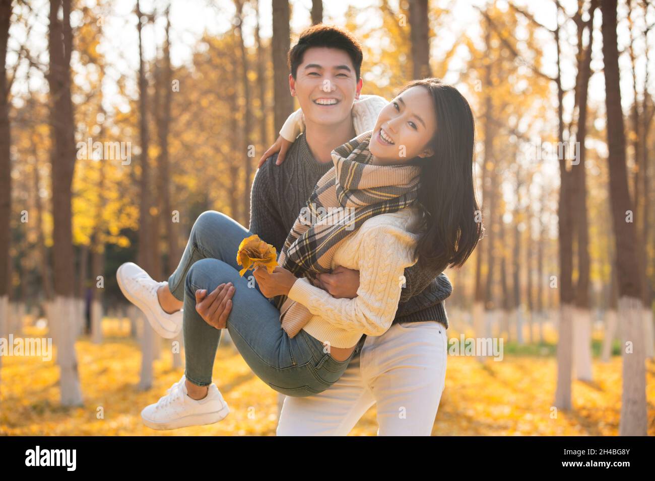 Young man picking up his girlfriend Stock Photo - Alamy