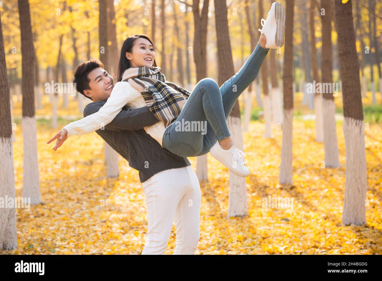 Young man picking up his girlfriend Stock Photo - Alamy