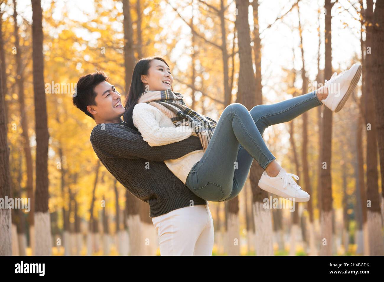 Young man picking up his girlfriend Stock Photo - Alamy